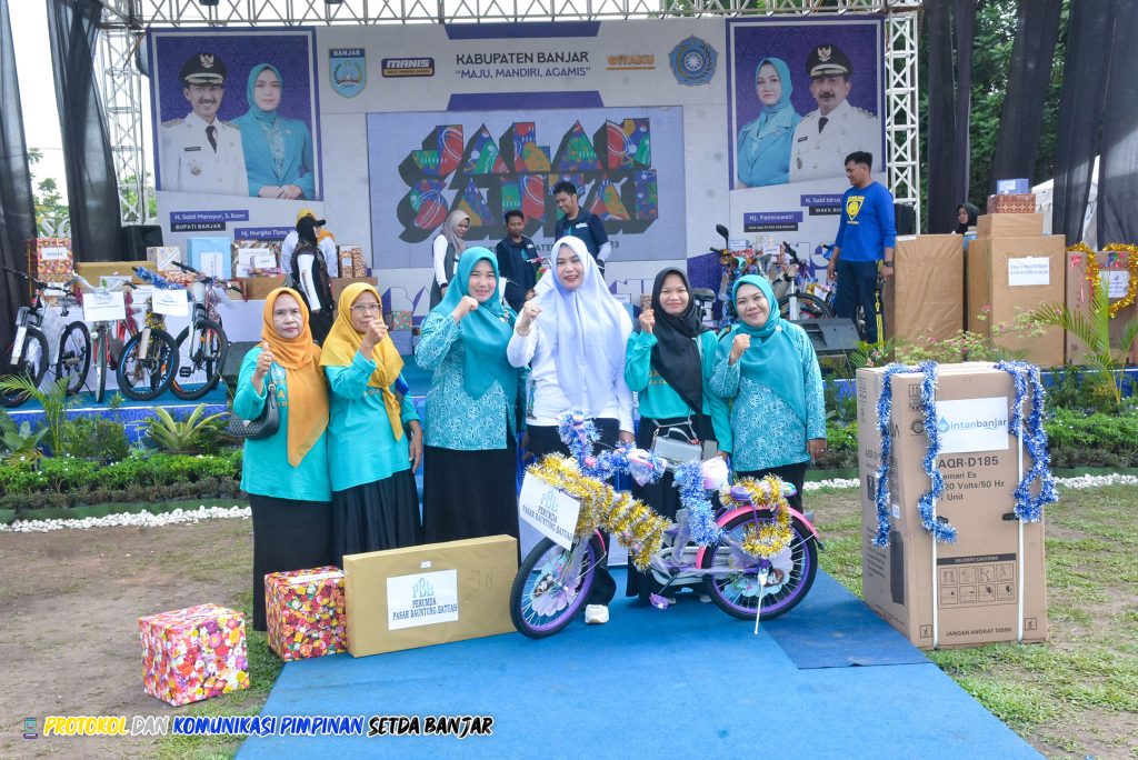 BUPATI BANJAR MELEPAS JALAN SEHAT DALAM RANGKA JAMBORE AKBAR KADER PKK SEKALIGUS MENUTUP SECARA ...